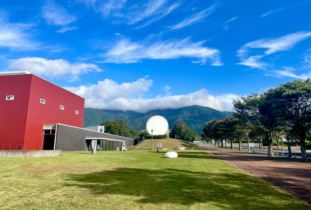 奈義町現代美術館｜SNSでも話題の「写真の撮れる美術館」で自慢の一枚を。 ｜ 岡山県奈義町の観光情報サイト｜ビジット奈義